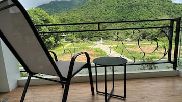 Quarto casal luxo, 1 cama King, sacada, vista para a montanha | Terraço/pátio