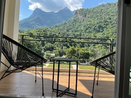 Uma varanda com vista para uma paisagem montanhosa.
