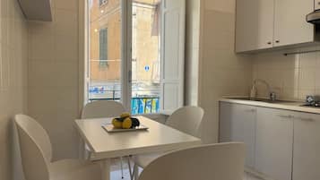 Quarto, cozinha, vista para a cidade | Cozinha privada | Fogão, torradeira, talheres/pratos/utensílios de cozinha, especiarias