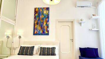 Quarto, cozinha, vista para a cidade | Individualmente decorados, escrivaninha