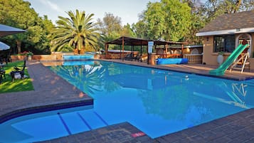 Piscina interior, piscina exterior