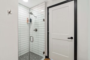 Apartamento Básico | Casa de banho | Um secador de cabelo, toalhas fornecidas, sabão, champô