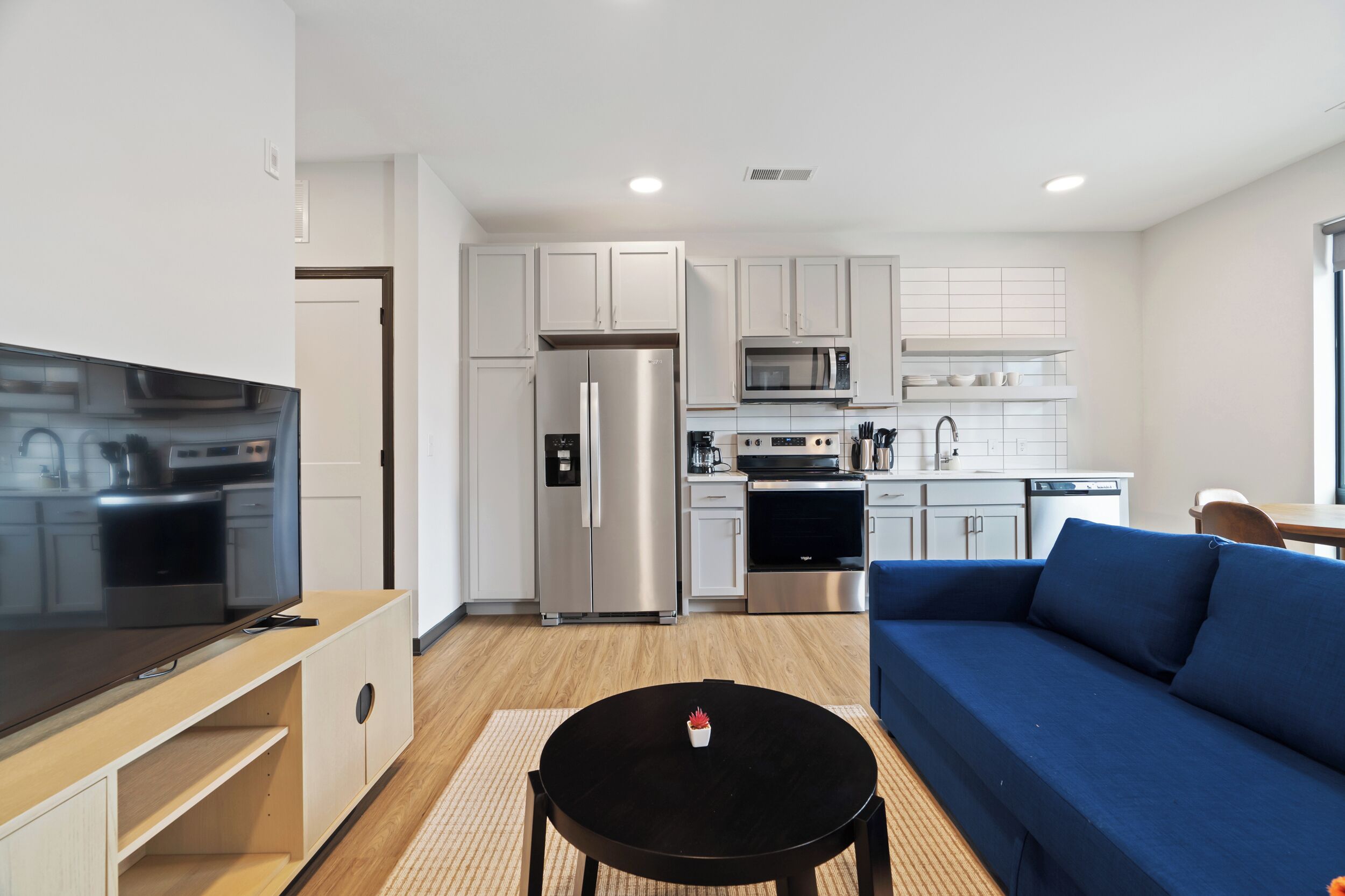 Apartamento Familiar | Cozinha privada | Um frigorífico, um micro-ondas, um forno, uma máquina de lavar louça 