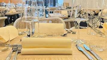 Pequenos-almoços, almoços, jantares servidos, com vista para a piscina