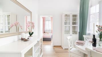 Apartamento Comfort, Vista para a cidade | Sala de estar | TV de ecrã plano