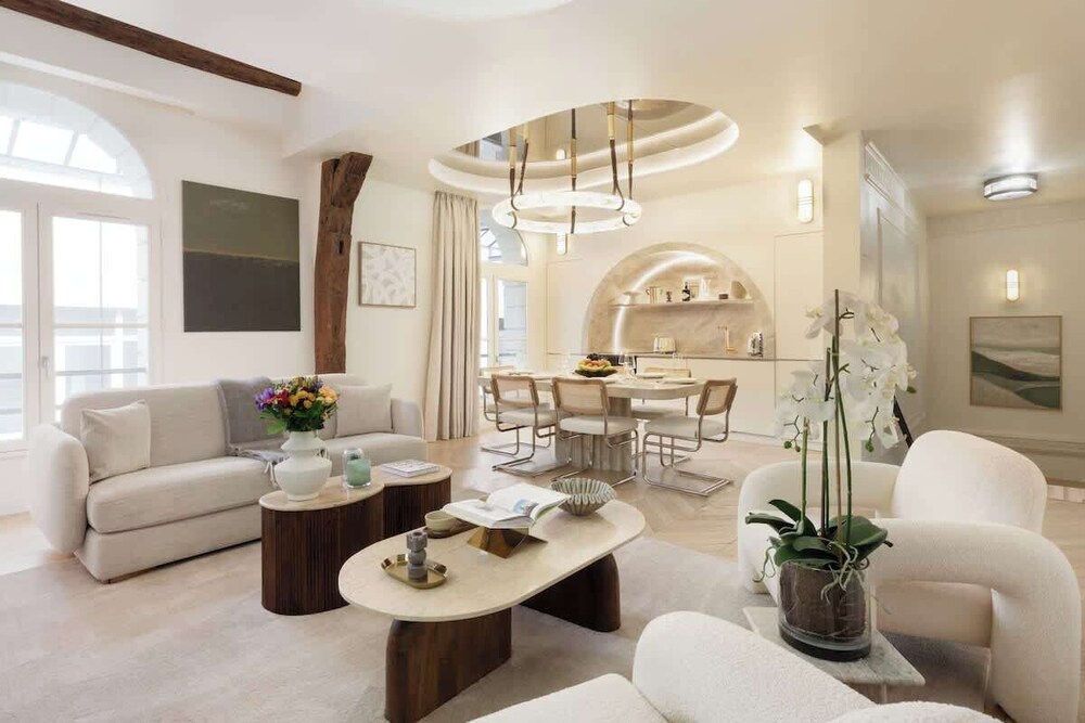 A Lavish 3-BR/2BA in Bourse - Opera - Paris | Vrbo