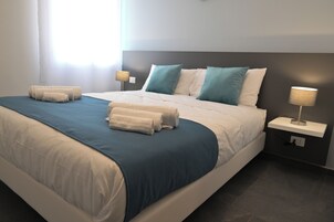 Quarto Triplo Comfort, vista para o mar | Camas de colchão viscoelástico, minibar grátis, secretária 