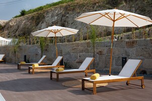 Piscina externa sazonal, funciona das 8h às 20h, guarda-sóis