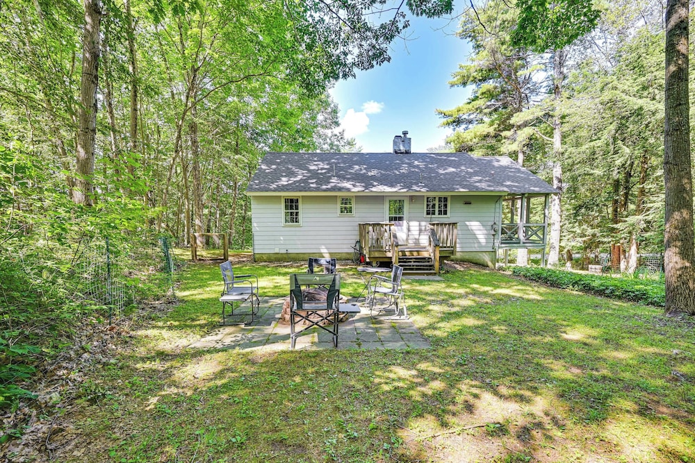 Becket Home W/ 3-season Porch: Walk To Lake Access - Tolland State Forest, East Otis