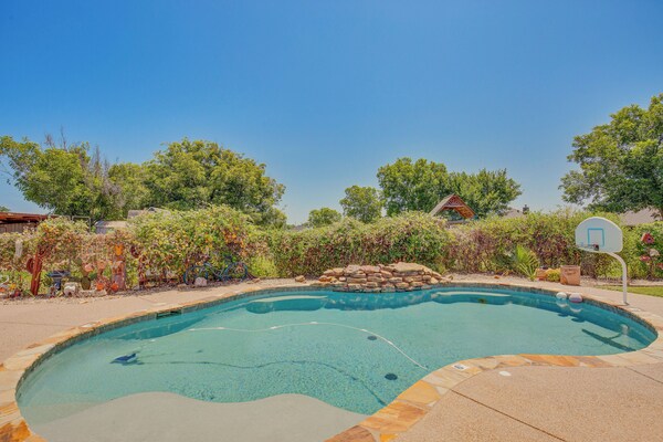 Sunny Stephenville Home W/ Pool: 4 Mi To Downtown - Stephenville, TX
