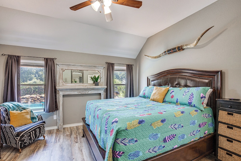 Sunny Stephenville Home W/ Pool: 4 Mi To Downtown - Stephenville, TX