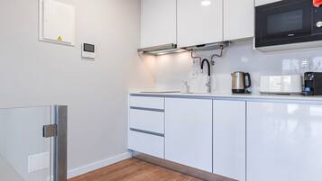 Estúdio Familiar, varanda | Kitchenette privada | Um frigorífico, um micro-ondas, uma placa de cozinha