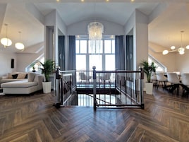 Penthouse Royal, vista parcial para o mar | Ferro/tábua de engomar, berço de viagem, Wi-fi grátis 