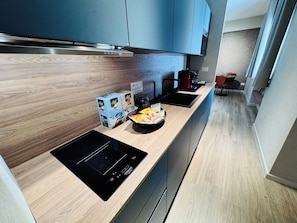 Quarto de Luxo | Cozinha privada | Uma máquina de café expresso, uma cafeteira/bule, uma chaleira elétrica