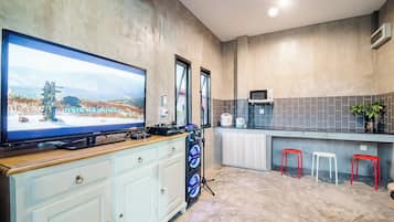 Vila, 4 quartos, sacada, vista para a piscina | Área de estar | Smart TV 32 polegadas com canais digitais