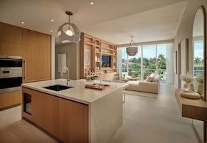 Uma cafeteira/bule, uma cadeira de bebé