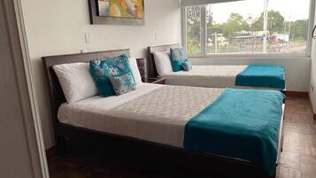 Quarto Twin Básico | Quartos insonorizados, ferro/tábua de engomar, Wi-fi grátis