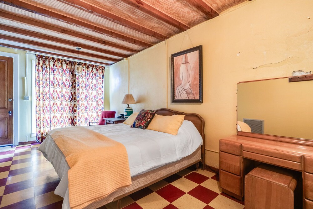 Historical Downtown Studio W/ Courtyard, Walk To Dining, Minutes From Lafayette! - Lafayette