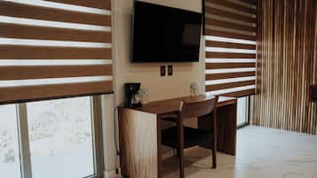 Quarto premium | Cofres nos quartos, individualmente mobiliados, escrivaninha