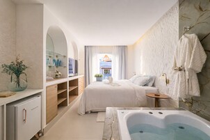 Quarto moderno com uma cama grande, uma banheira e vista para um edifício pela janela.
