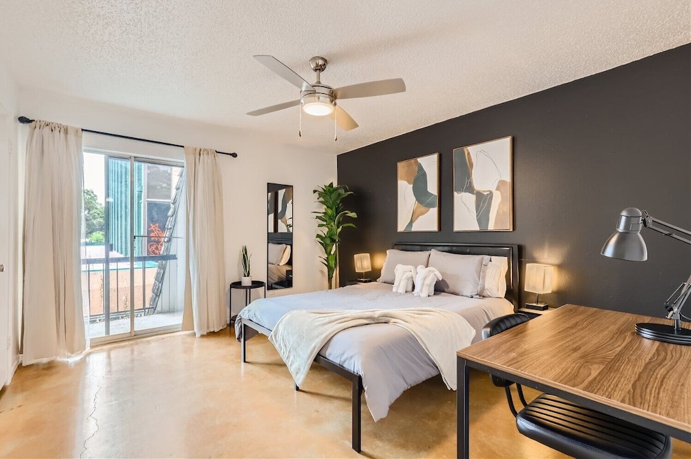 2b Getaway | Walk Dtwn | Sleeps 6 | Pool + Prkg - Austin, TX