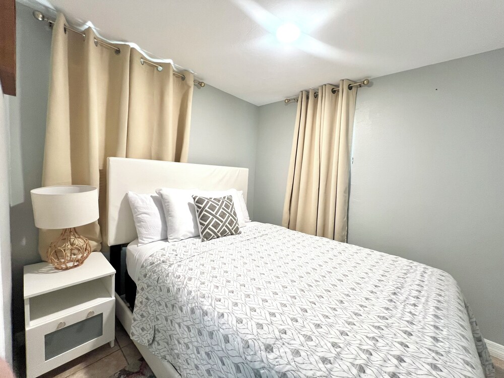 Tiny Cottage 3-Bedroom Sleeps 6: w/WiFi in Marvelous Bradenton 10 min ...