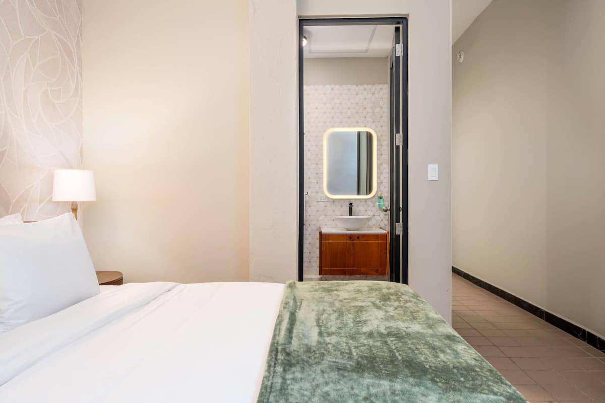 Suíte júnior, 2 banheiros | 1 quarto, roupas de cama premium, cortinas blackout