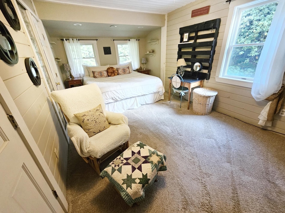 Peaceful & Charming 3 Bedroom Home In Stowe! - Stowe, VT