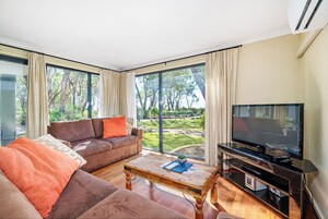 Casa conforto, várias camas, para não fumantes, vista para a praia | Área de estar | TV de tela plana 55 polegadas com canais via satélite