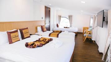 Quarto quádruplo exclusivo, várias camas, vista para a cidade | Banheiro | Chuveiro, produtos de toalete grátis, secador de cabelo