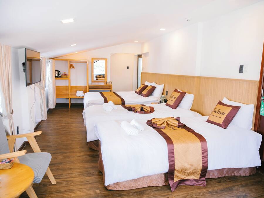 Quarto quádruplo exclusivo, várias camas, vista para a cidade | Opções para refeição no quarto