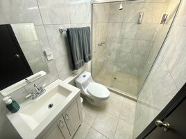 Quarto Duplo Standard | Casa de banho | Um polibã, um chuveiro fixo, um secador de cabelo, toalhas fornecidas 