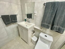 Quarto Duplo Standard | Casa de banho | Um polibã, um chuveiro fixo, um secador de cabelo, toalhas fornecidas 