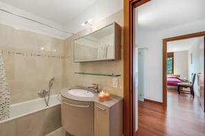 Chuveiro/banheira combinados, secador de cabelo, toalhas de banho 