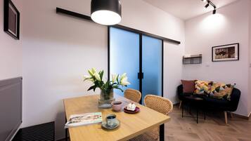 Apartamento | Cozinha privada | Um frigorífico, um forno, uma placa de cozinha