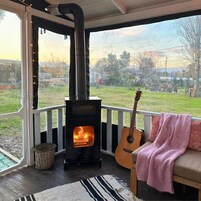 1 quarto, com decoração personalizada, com mobília individualizada 