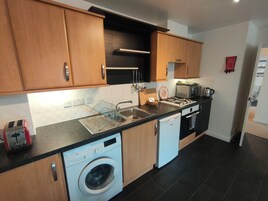 Apartamento empresarial, para não fumantes, cozinha americana | Cozinha privada | Talheres/pratos/utensílios de cozinha