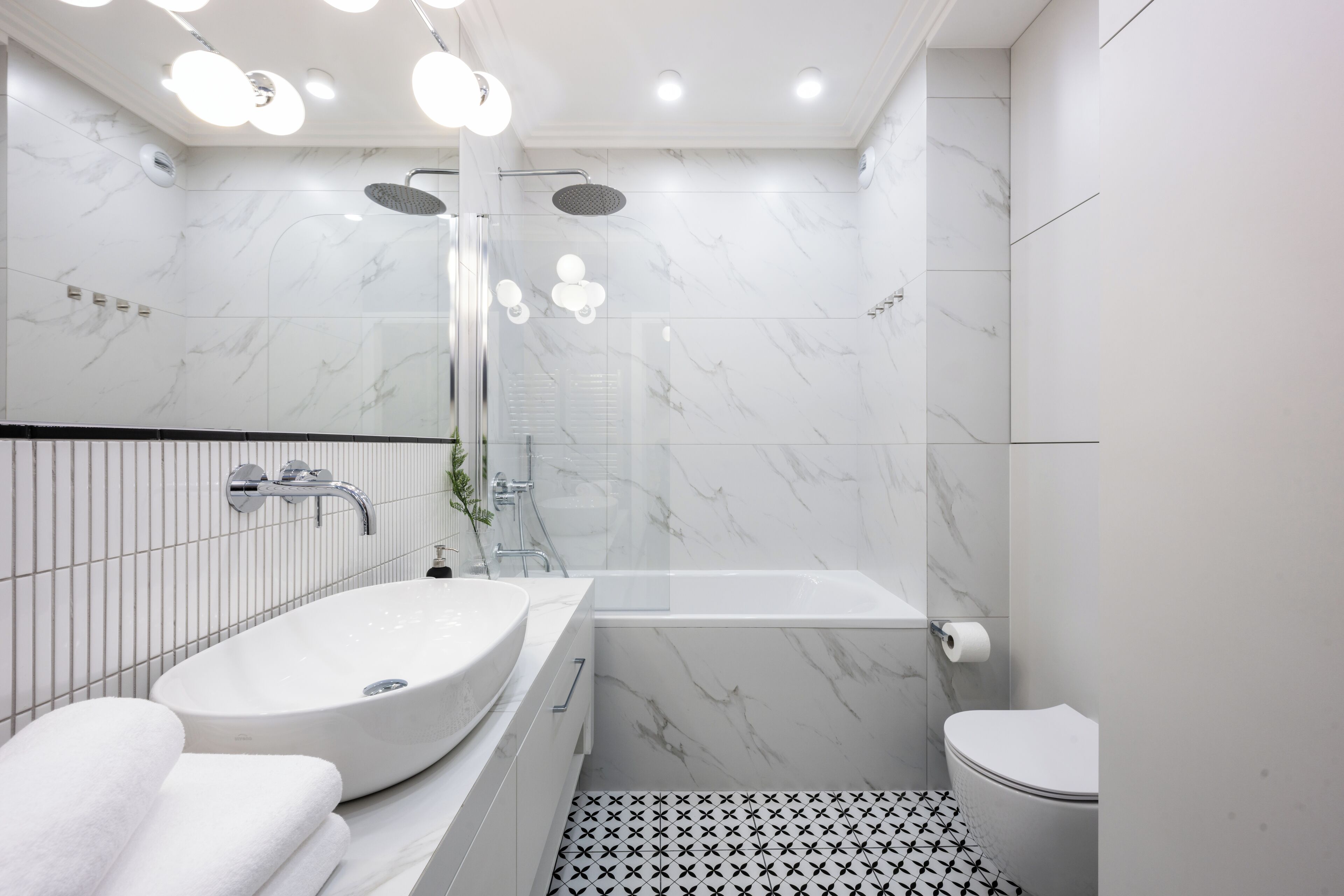 Apartamento Exclusivo | Casa de banho | Uma combinação polibã/banheira, um chuveiro fixo, um secador de cabelo 