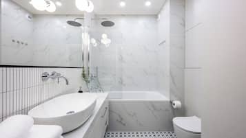 Apartamento Exclusivo | Casa de banho | Uma combinação polibã/banheira, um chuveiro fixo, um secador de cabelo