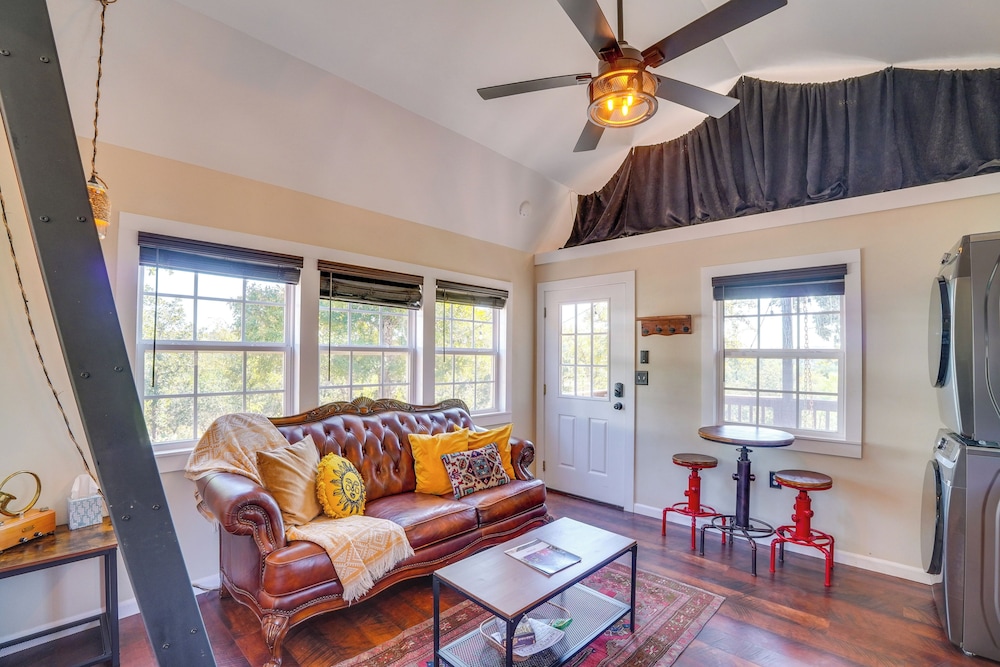 Whimsical Cabin W/ Grill < 4 Mi To Lake Brownwood! - Lake Brownwood, TX