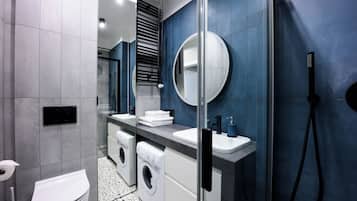 Apartamento | Casa de banho | Um secador de cabelo, toalhas fornecidas, sabão, papel higiénico