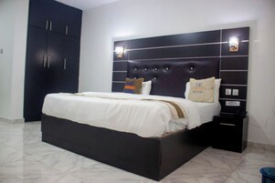 Secretária, secretária adequada para computadores portáteis 