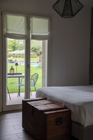 Quarto casal luxo, vista para a piscina | Frigobar, cofres nos quartos, escrivaninha