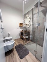 Quarto casal luxo, vista para a piscina | Banheiro | Chuveiro, produtos de toalete grátis, secador de cabelo, chinelos