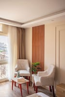 Quarto Duplo Superior, Vista para a cidade | Sala de estar | Televisor, lareira