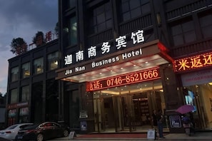 Um hotel para negócios com uma placa grande exibindo o nome e o número de contato.