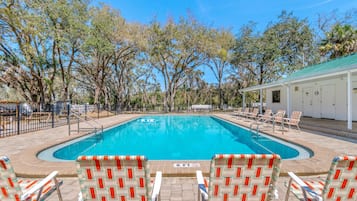 Piscina exterior, uma piscina aquecida