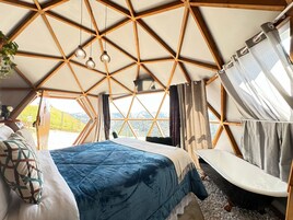 Bungalow Deluxe, vista para a montanha | Casa de banho | Um polibã e uma banheira separados, artigos de higiene pessoal grátis 