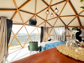 Bungalow Deluxe, vista para a montanha | Casa de banho | Um polibã e uma banheira separados, artigos de higiene pessoal grátis 