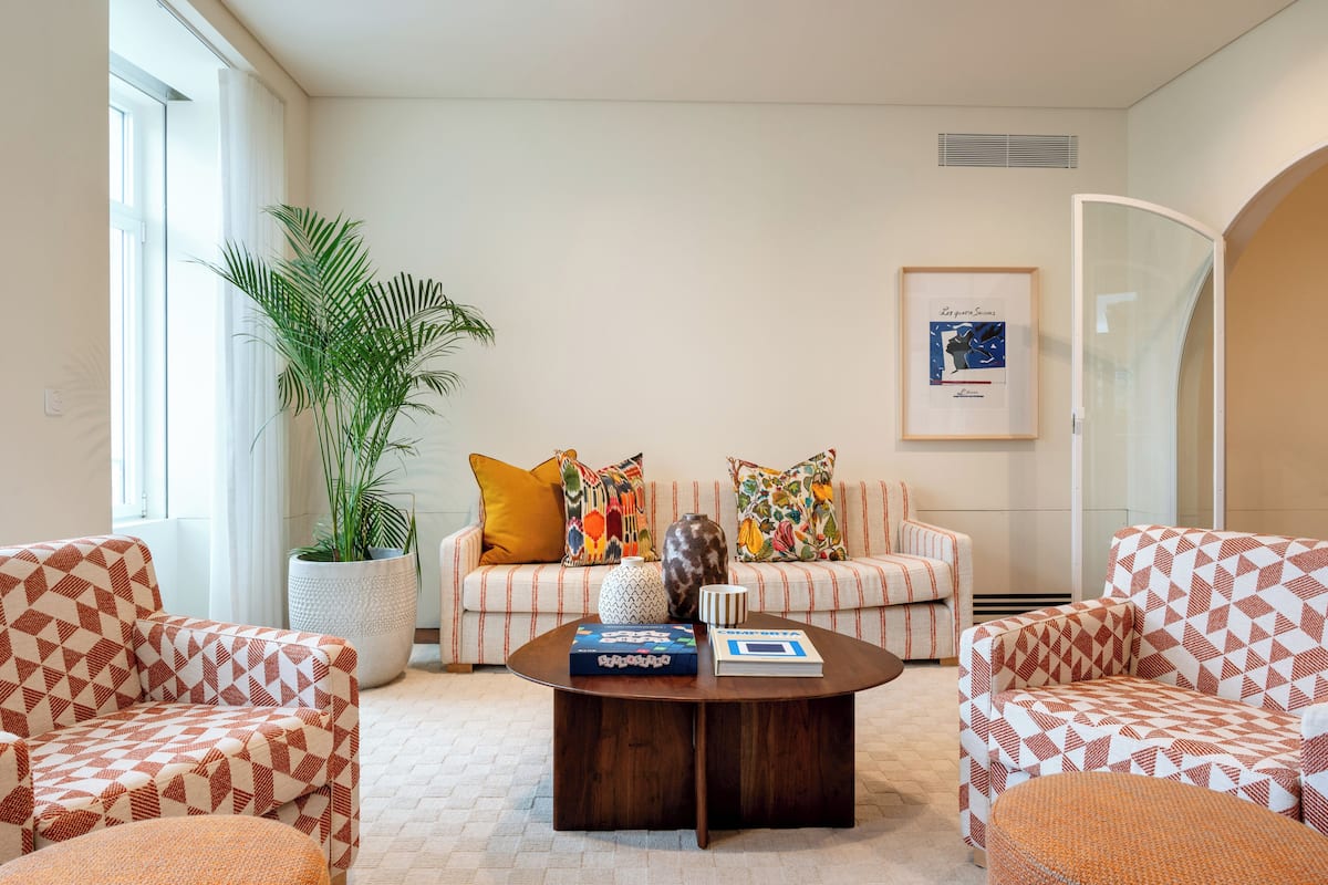 Apartamento luxo, 2 quartos, vista para a cidade | Área de estar | TV de tela plana 43 polegadas com canais a cabo
